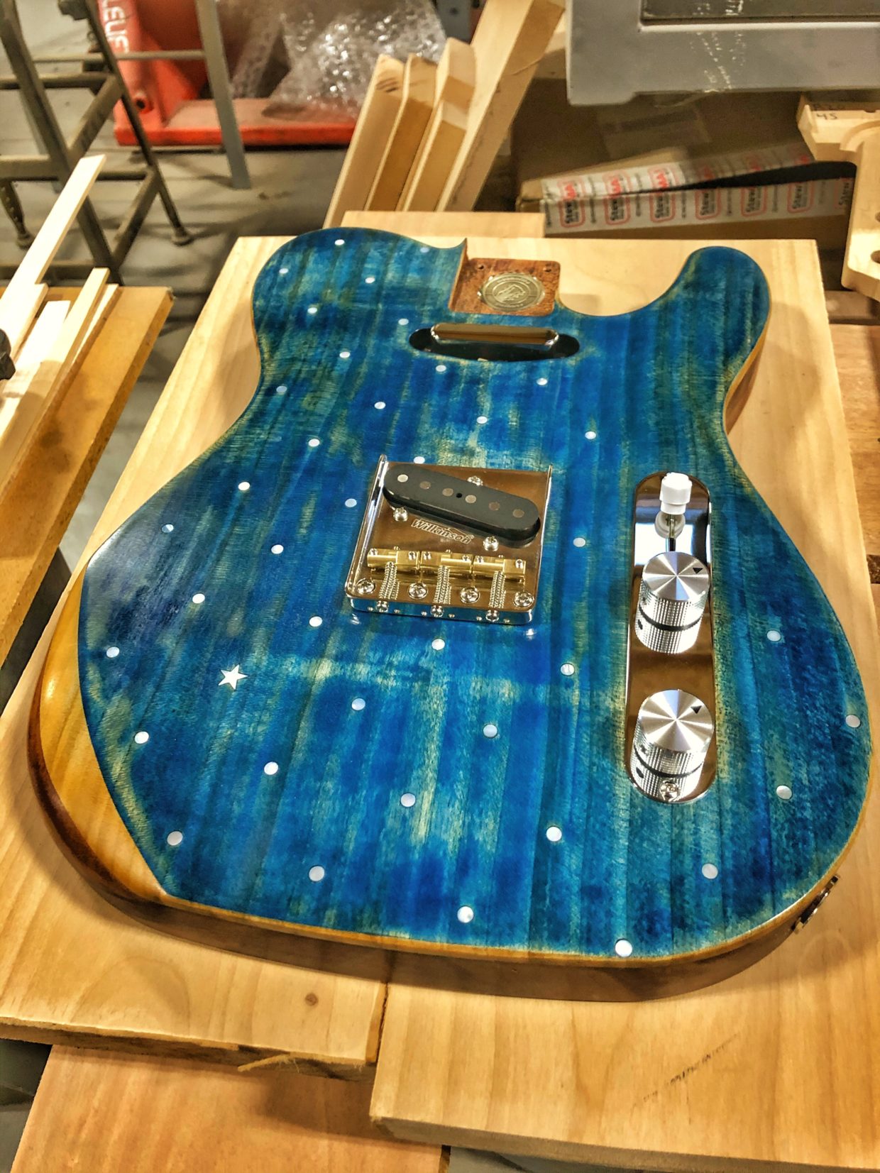 Dot Matrix – Solid Body Sweetheart Rock Star – ACCANTUS GUITARS