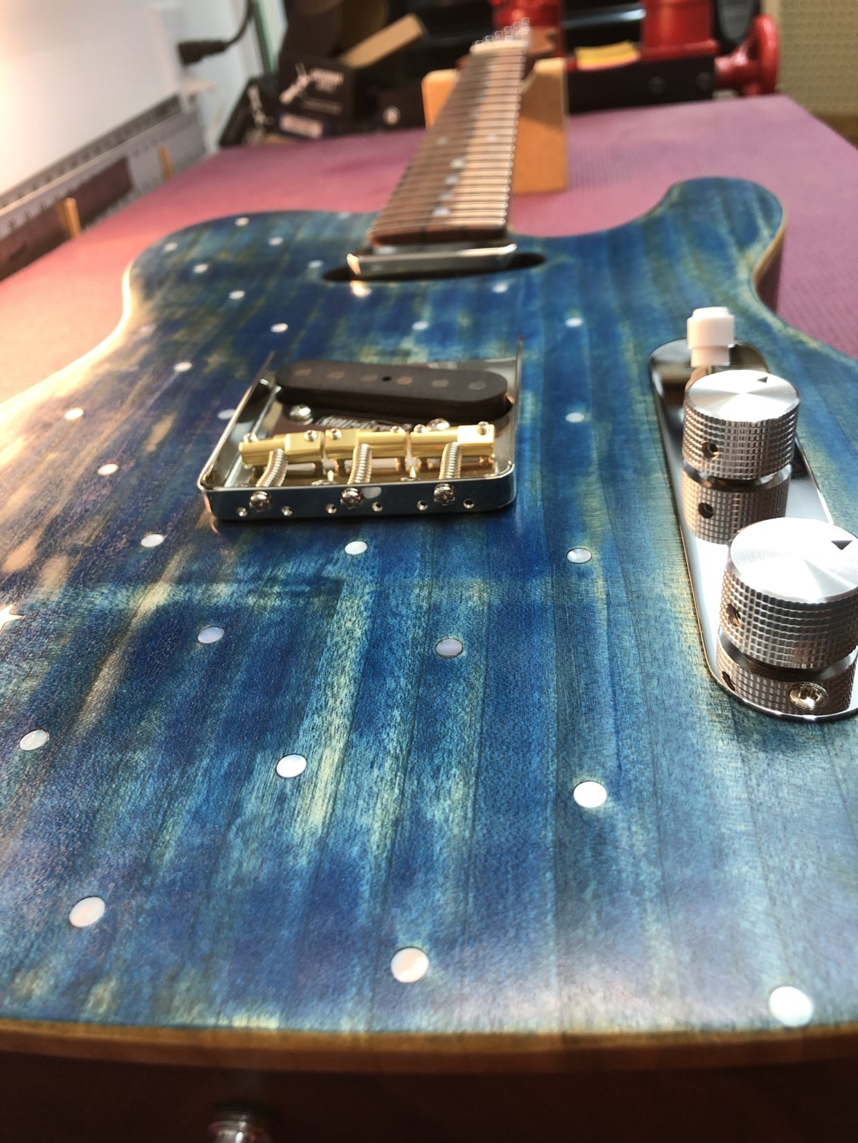Dot Matrix – Solid Body Sweetheart Rock Star – ACCANTUS GUITARS