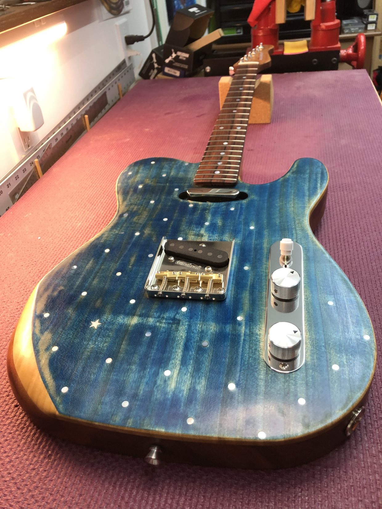 Dot Matrix – Solid Body Sweetheart Rock Star – ACCANTUS GUITARS