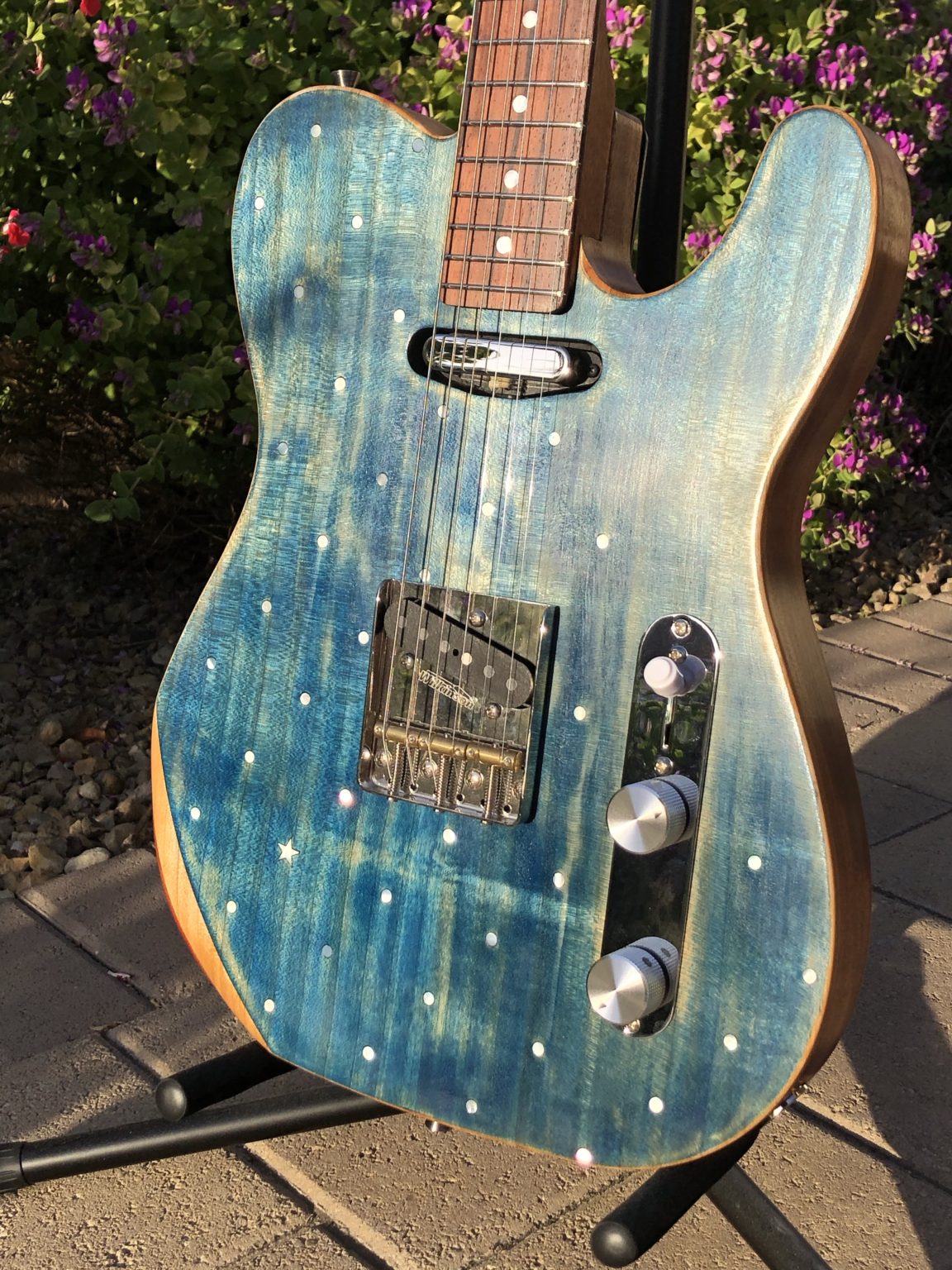 Dot Matrix – Solid Body Sweetheart Rock Star – ACCANTUS GUITARS