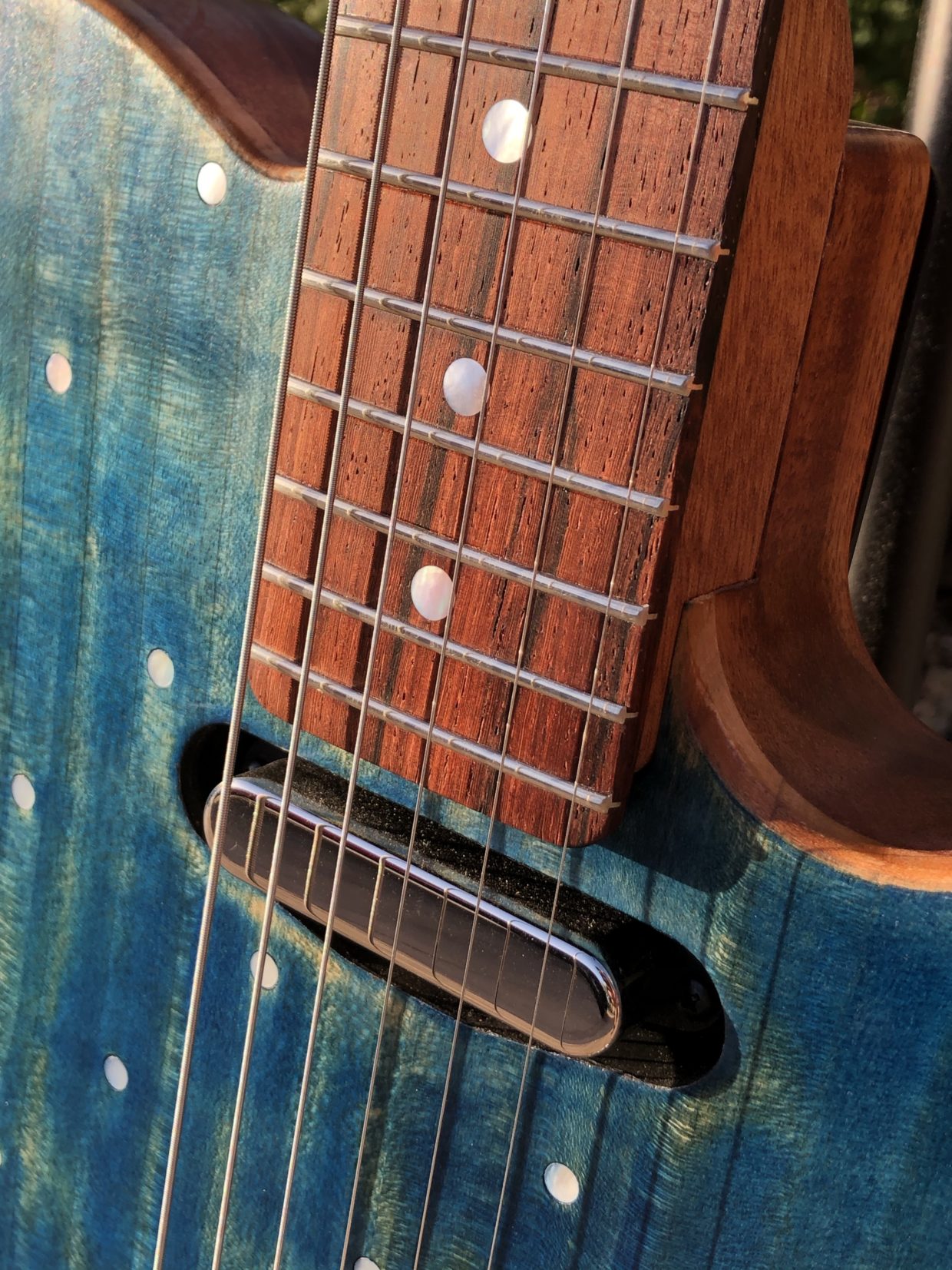 Dot Matrix – Solid Body Sweetheart Rock Star – ACCANTUS GUITARS